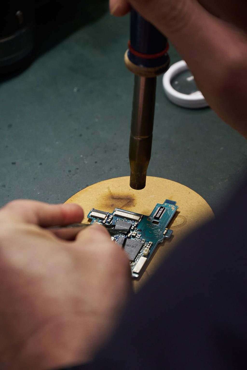 デジタルカメラの内部を解き明かす – “炙って”のぞく半導体チップの秘密 | LightsWill(ライツウィル)