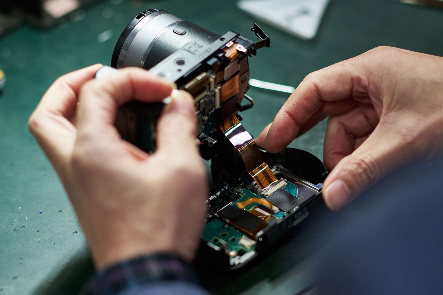 デジタルカメラの内部を解き明かす – “炙って”のぞく半導体チップの秘密 | LightsWill(ライツウィル)